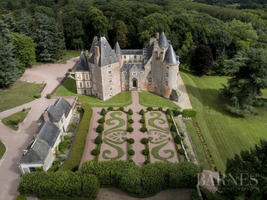 €3.95m Aubigny-sur-Nère, FRANCE. 15th Century Castle - Castleist