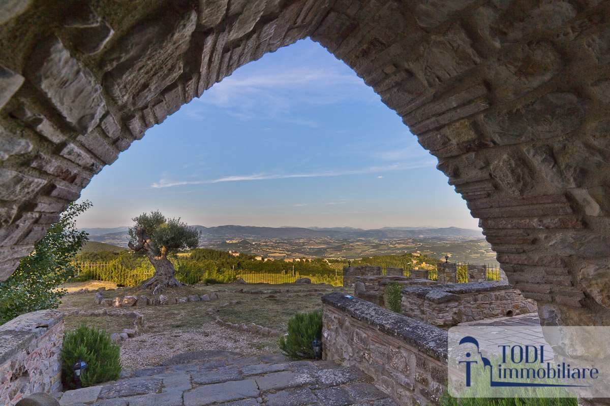 €1.3m nr Todi, ITALY. Rustic Castle - Castleist