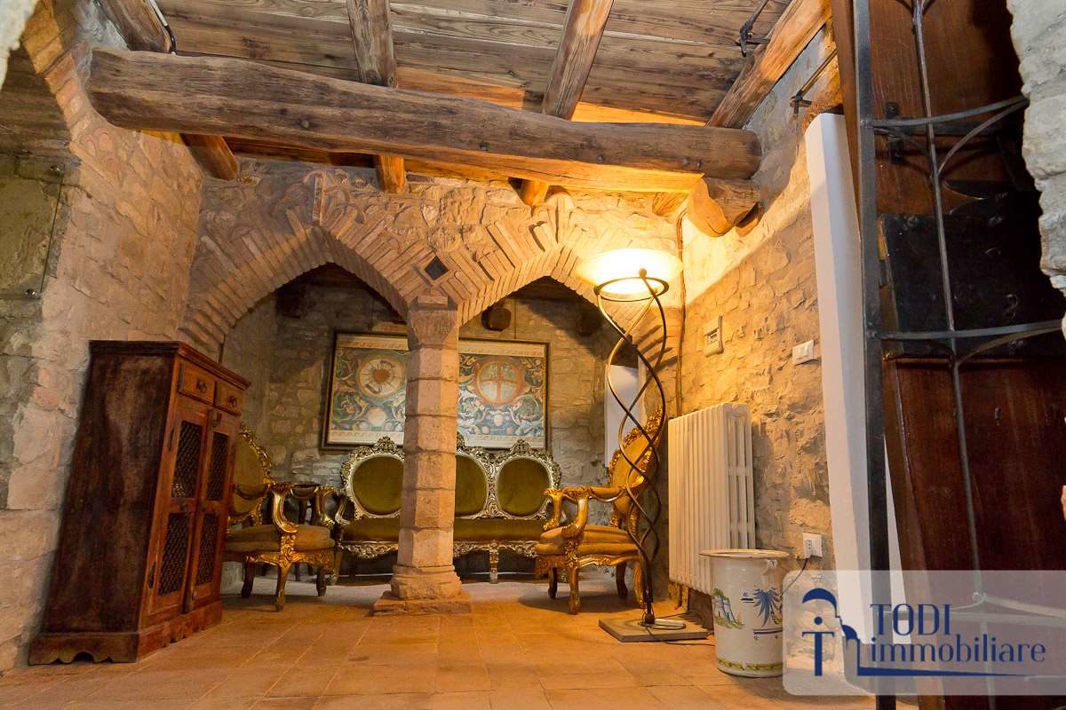 €1.3m nr Todi, ITALY. Rustic Castle - Castleist