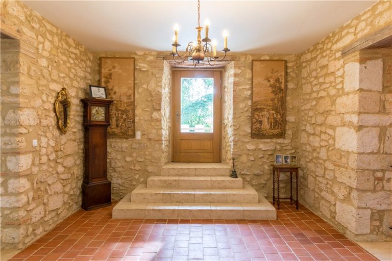 €1.985m Midi-Pyrenees, FR. Luxury Chateau for Sale - Castleist