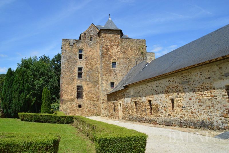 €595k Maine-et-Loire, FRANCE. Moated Medieval Castle - Castleist
