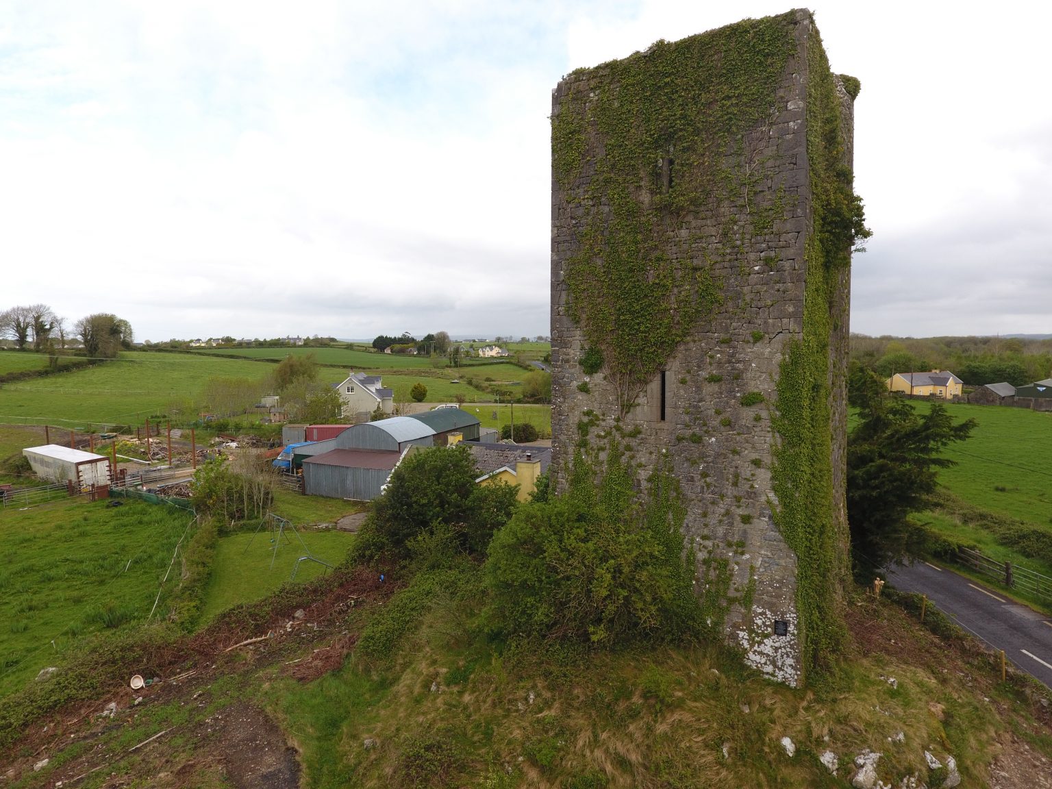 €95k Sixmilebridge, IRELAND. 15th Century Castle - Castleist