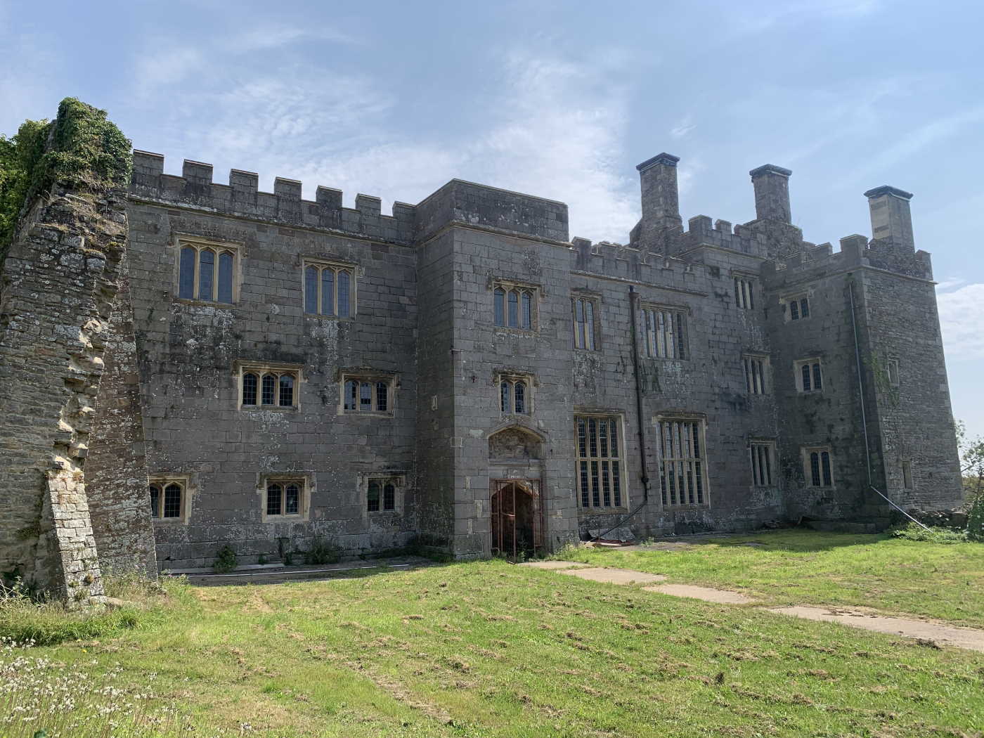 >£950k Gwent, WALES. Grade II Pencoed Castle for Sale - Castleist